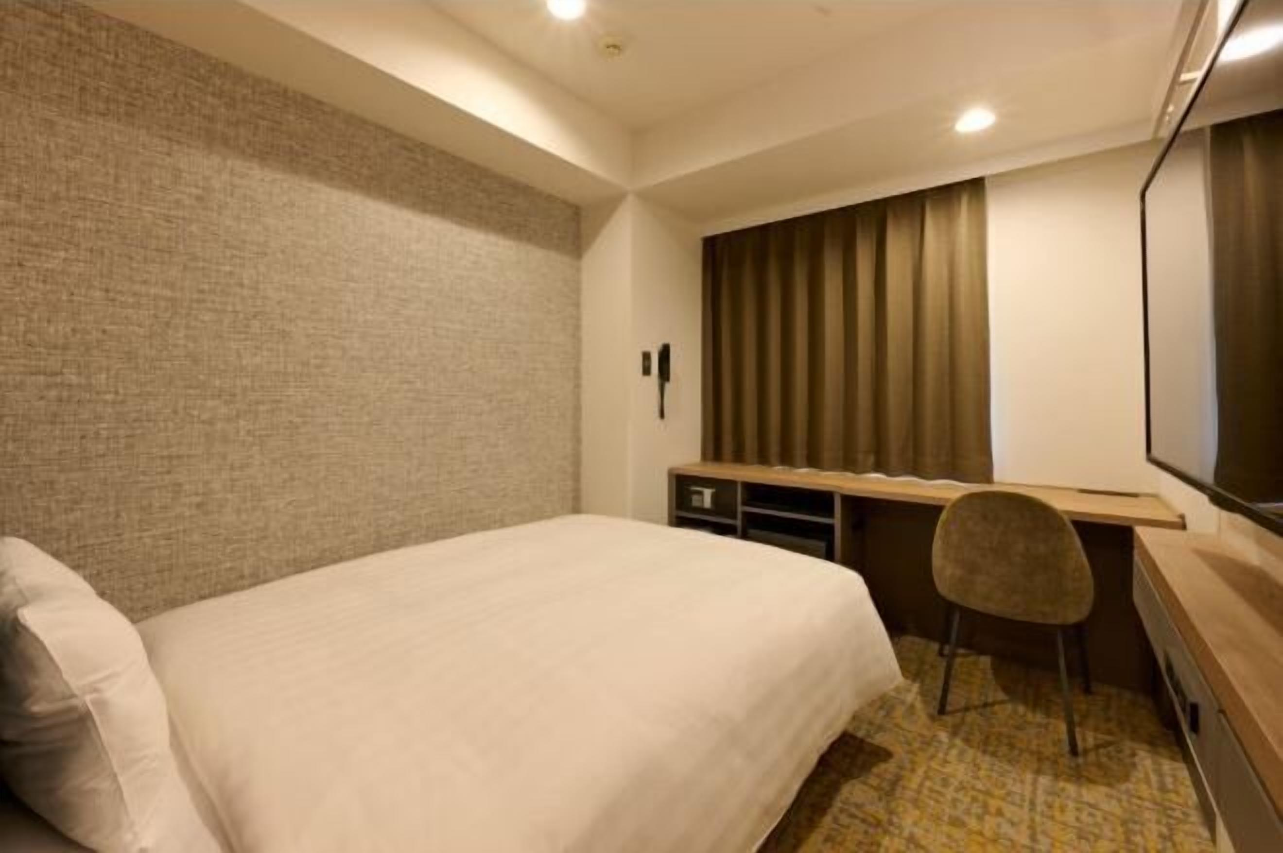 Edredões de penas, secretária, Wi-fi grátis, roupa de cama fornecida 