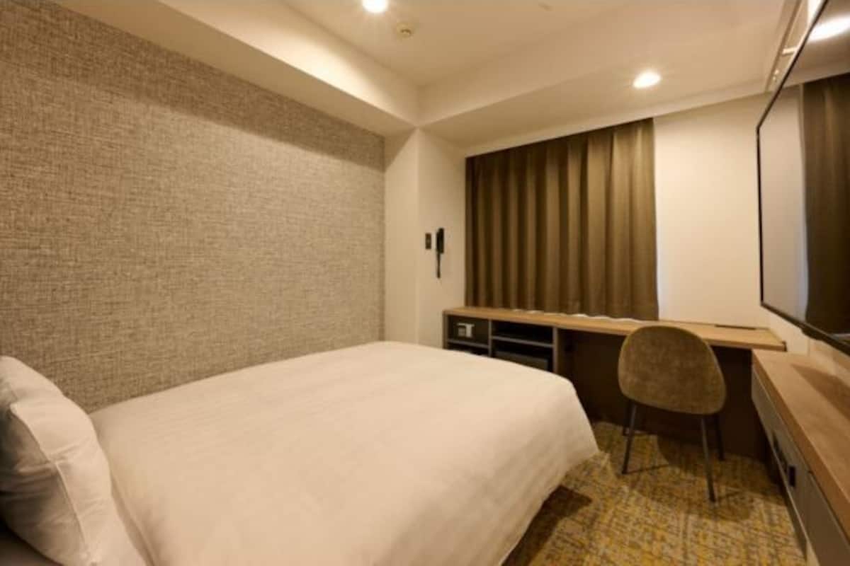 Edredões de penas, secretária, Wi-fi grátis, roupa de cama fornecida