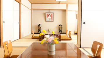 Quarto tradicional, banheiro compartilhado (Japanese Style) | Cofres nos quartos, escrivaninha