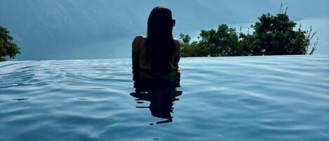 Piscina exterior, guarda-sóis, espreguiçadeiras