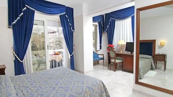 Minibar, cofre no quarto, secretária, berços/camas para crianças grátis
