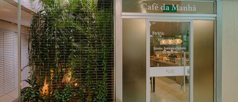 Um café com uma placa indicando