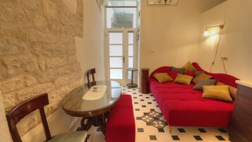 Suíte design, 1 quarto, cozinha, no pátio | Sala de estar | TV de tela plana