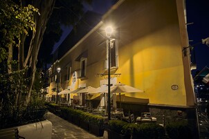 Fachada da propriedade à noite