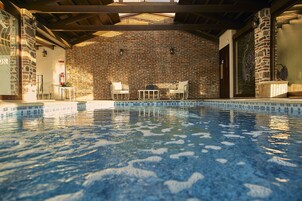 Piscina interna, guarda-sóis, espreguiçadeiras
