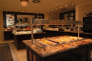 Pequeno-almoço tipo buffet diário (30 EUR por pessoa) 