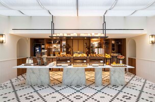 Café da manhã continental todos os dias (EUR 20 por pessoa) 