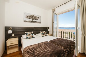 Apartamento, 2 quartos, terraço | Cofres nos quartos, Wi-Fi de cortesia, roupa de cama