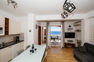 Apartamento, 2 quartos, terraço | Cofres nos quartos, Wi-Fi de cortesia, roupa de cama