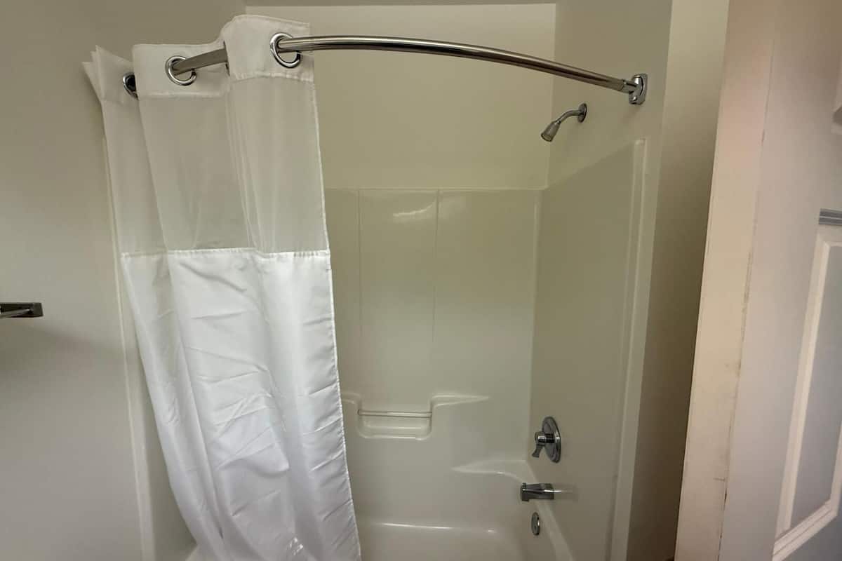 Chuveiro/banheira combinados, produtos de toalete grátis