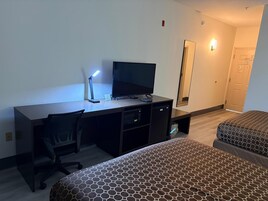 Quarto Standard, 2 camas queen-size, não fumadores | Secretária, ferro/tábua de engomar, Wi-fi grátis 