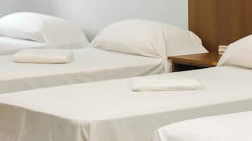 Quarto Quádruplo Standard, várias camas | Minibar, secretária, cortinas/cortinados opacos, ferro/tábua de engomar
