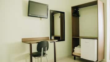 Minibar, secretária, cortinas/cortinados opacos, ferro/tábua de engomar