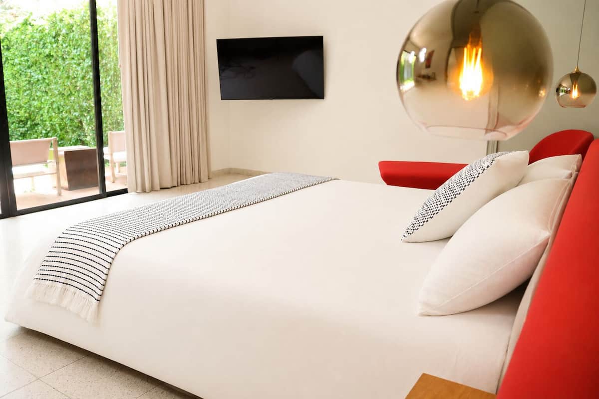 Crimson Suite | Roupas de cama premium, camas Select Comfort, frigobar