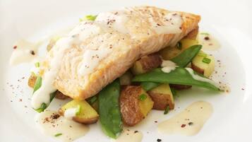 Pequenos-almoços servidos, cozinha de fusão, com vista para a piscina