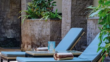 Piscina externa, funciona das 8h às 22h, espreguiçadeiras
