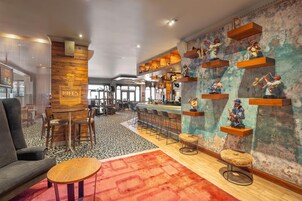 2 restaurantes, com serviço de almoço e jantar; culinária internacional