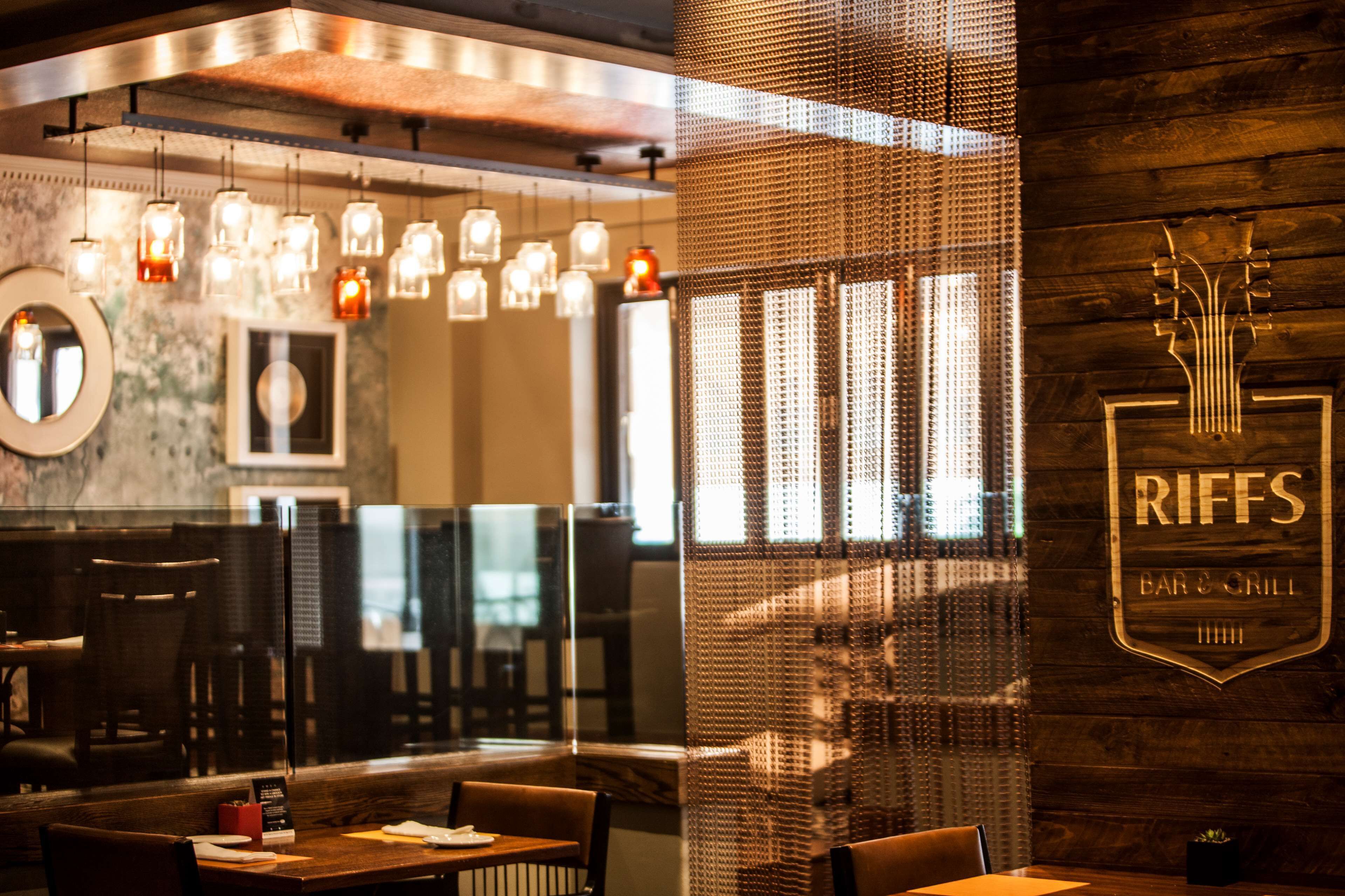 2 restaurantes: servem almoços e jantares