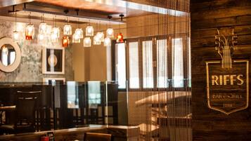 2 restaurantes: servem almoços e jantares