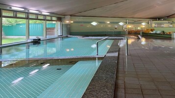 Piscina interior, piscina exterior 