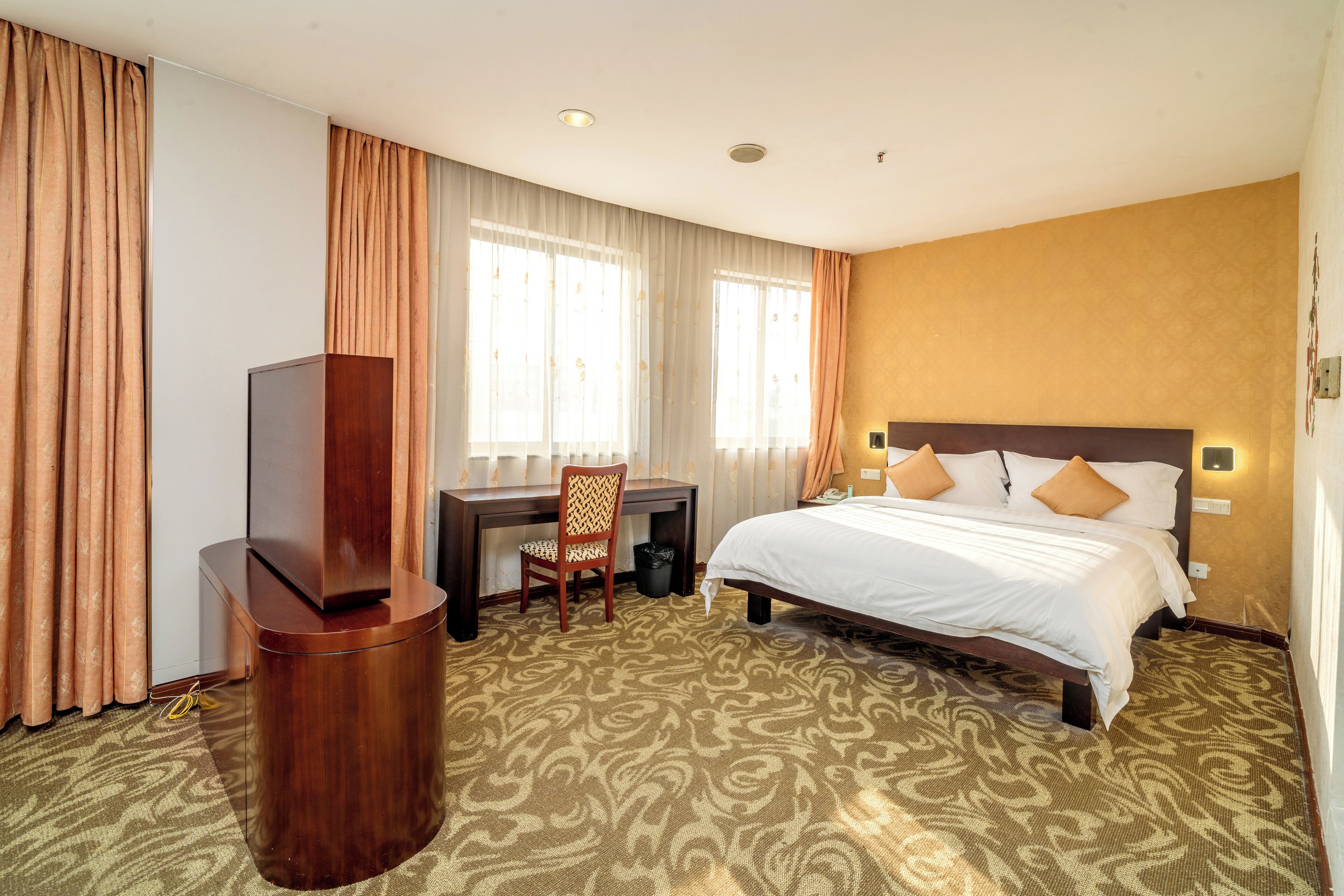 Quarto luxo, 1 cama Queen | Frigobar, cofres nos quartos, escrivaninha, cortinas blackout