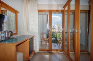 Ortanca | Roupa de alta qualidade, minibar, cofre com capacidade para portátil