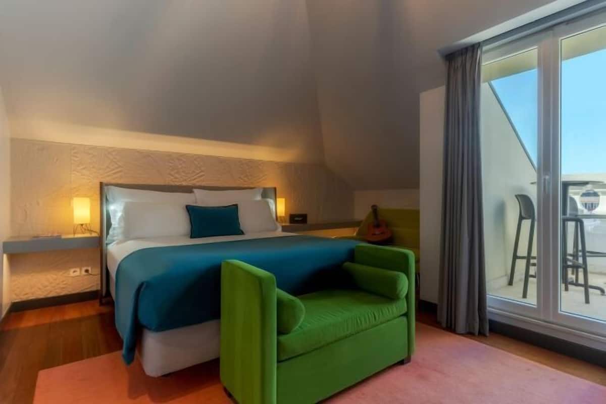 Minibar, cortinas/cortinados opacos, Wi-fi grátis 