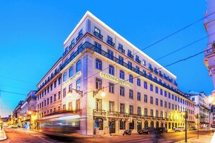 Fachada do alojamento (tarde/noite)