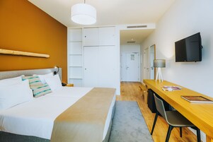 Quarto Twin Deluxe | Minibar, cofre no quarto, secretária, roupa de cama fornecida 