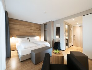 Roupa de alta qualidade, cofre no quarto, secretária