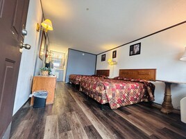 Quarto, 2 camas Queen, para não fumantes | Escrivaninha, ferros/tábuas de passar roupa, Wi-Fi de cortesia