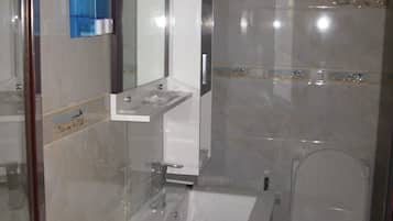 Quarto Twin | Casa de banho | Um polibã, um chuveiro de hidromassagem