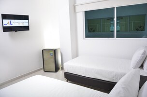 Frigobar, cofres nos quartos, ferros/tábuas de passar roupa