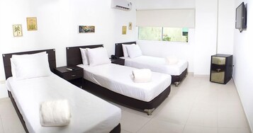 Frigobar, cofres nos quartos, ferros/tábuas de passar roupa