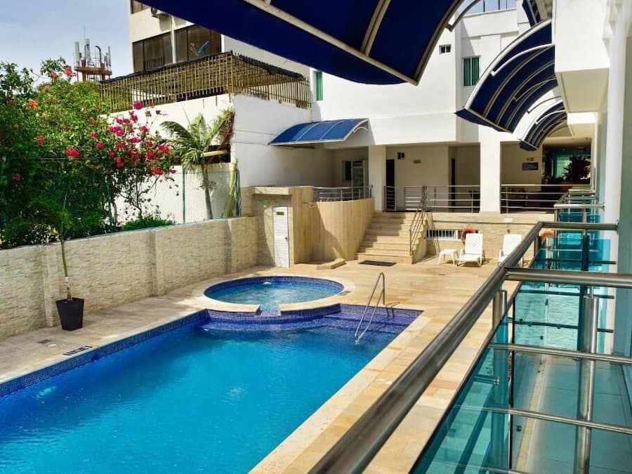 Piscina exterior, guarda-sóis, espreguiçadeiras