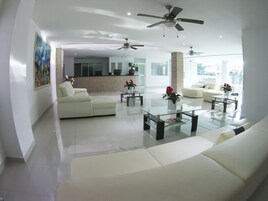 Área de estar no saguão