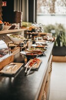 Pequeno-almoço tipo buffet diário mediante uma taxa 