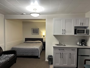 Suite, 1 cama queen-size, kitchenette | Secretária, quartos insonorizados, Wi-fi grátis