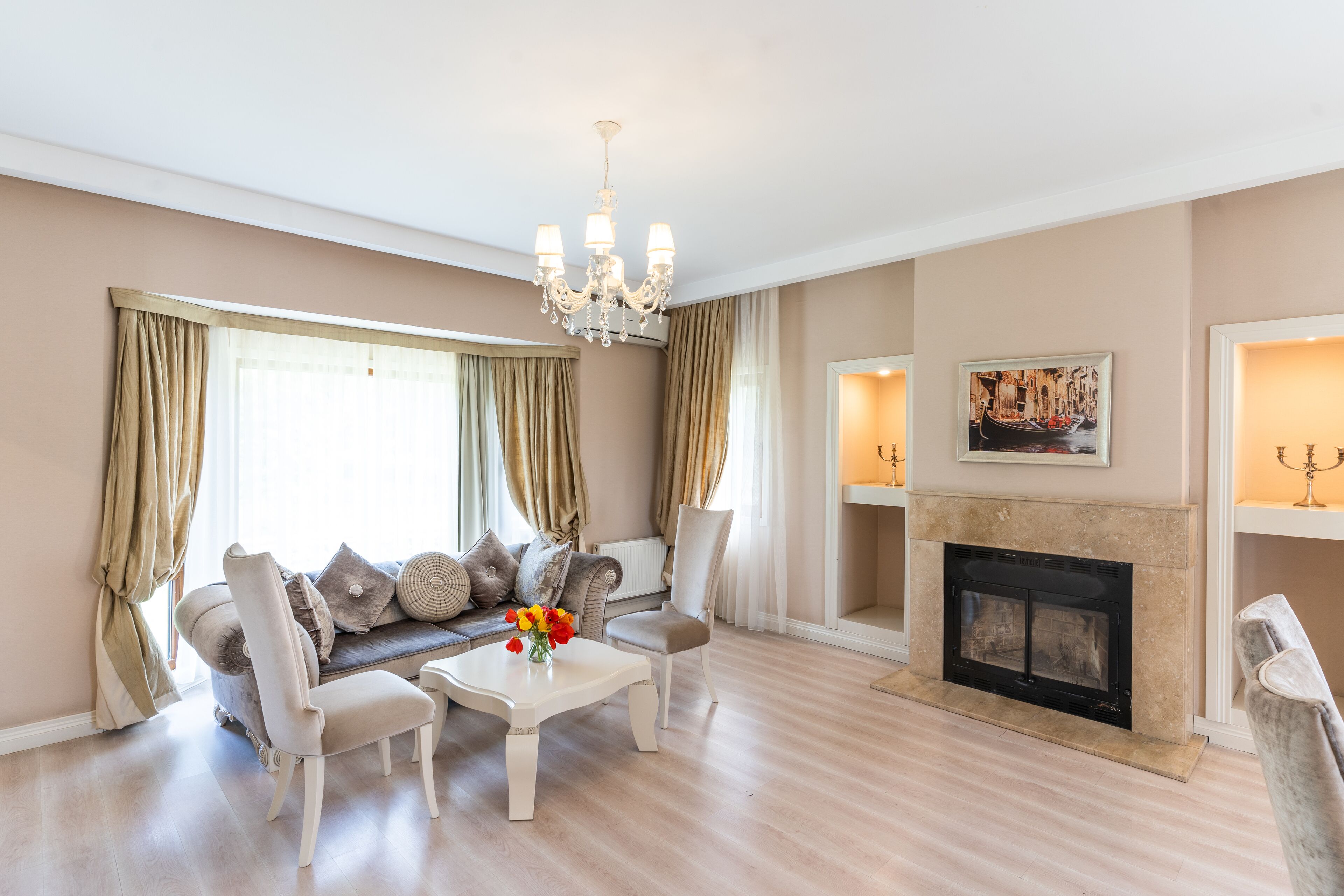 Vila com design assinado, 3 quartos | Área de estar | TV LCD