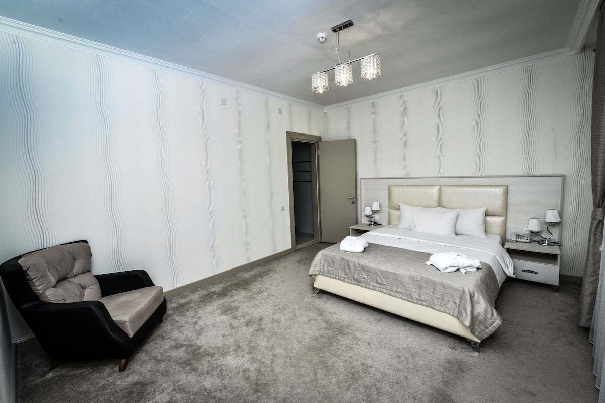 Roupas de cama premium, cofres nos quartos, quartos à prova de som