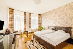 Quarto casal luxo | Cofres nos quartos, escrivaninha, quartos à prova de som