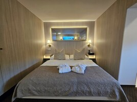 Quarto Duplo Deluxe | 1 quarto, cofre no quarto, secretária 