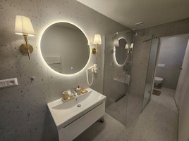 Quarto casal luxo | Banheiro | Chuveiro, produtos de toalete grátis, secador de cabelo 