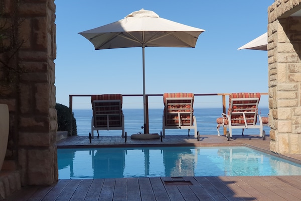 Piscina exterior, espreguiçadeiras