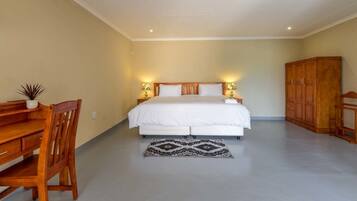 Quarto luxo, 1 cama Queen | 1 quarto, escrivaninha, ferros/tábuas de passar roupa, Wi-Fi de cortesia
