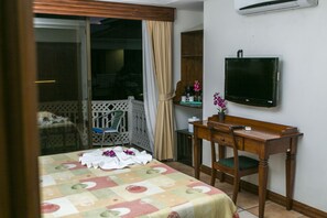 Chuveiro, produtos de toalete grátis, toalhas de banho