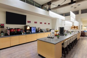 Café da manhã com buffet grátis todos os dias