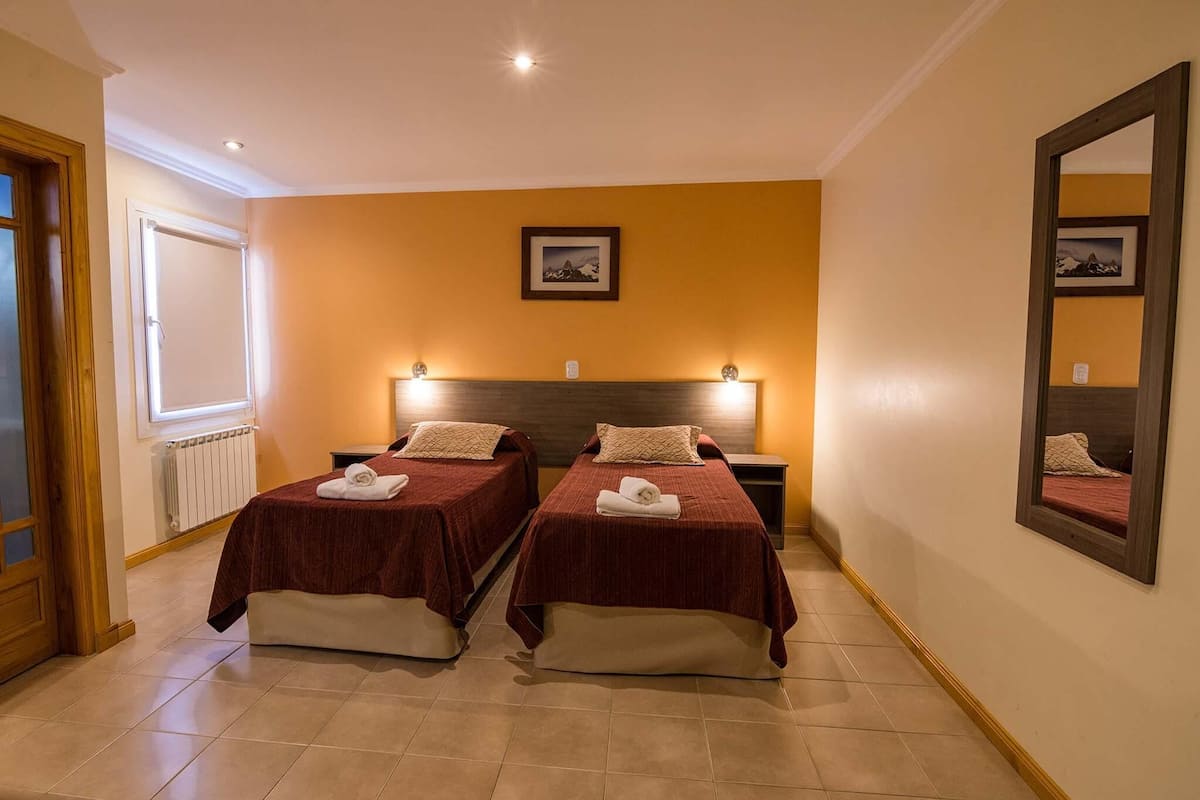 Cofres nos quartos, cortinas blackout, Wi-Fi de cortesia, roupa de cama