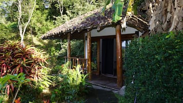 Cabana luxo, 1 cama King, sacada, vista para a baía | Individualmente decorados, individualmente mobiliados, escrivaninha