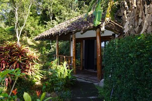 Cabana luxo, 1 cama King, sacada, vista para a baía | Individualmente decorados, individualmente mobiliados, escrivaninha